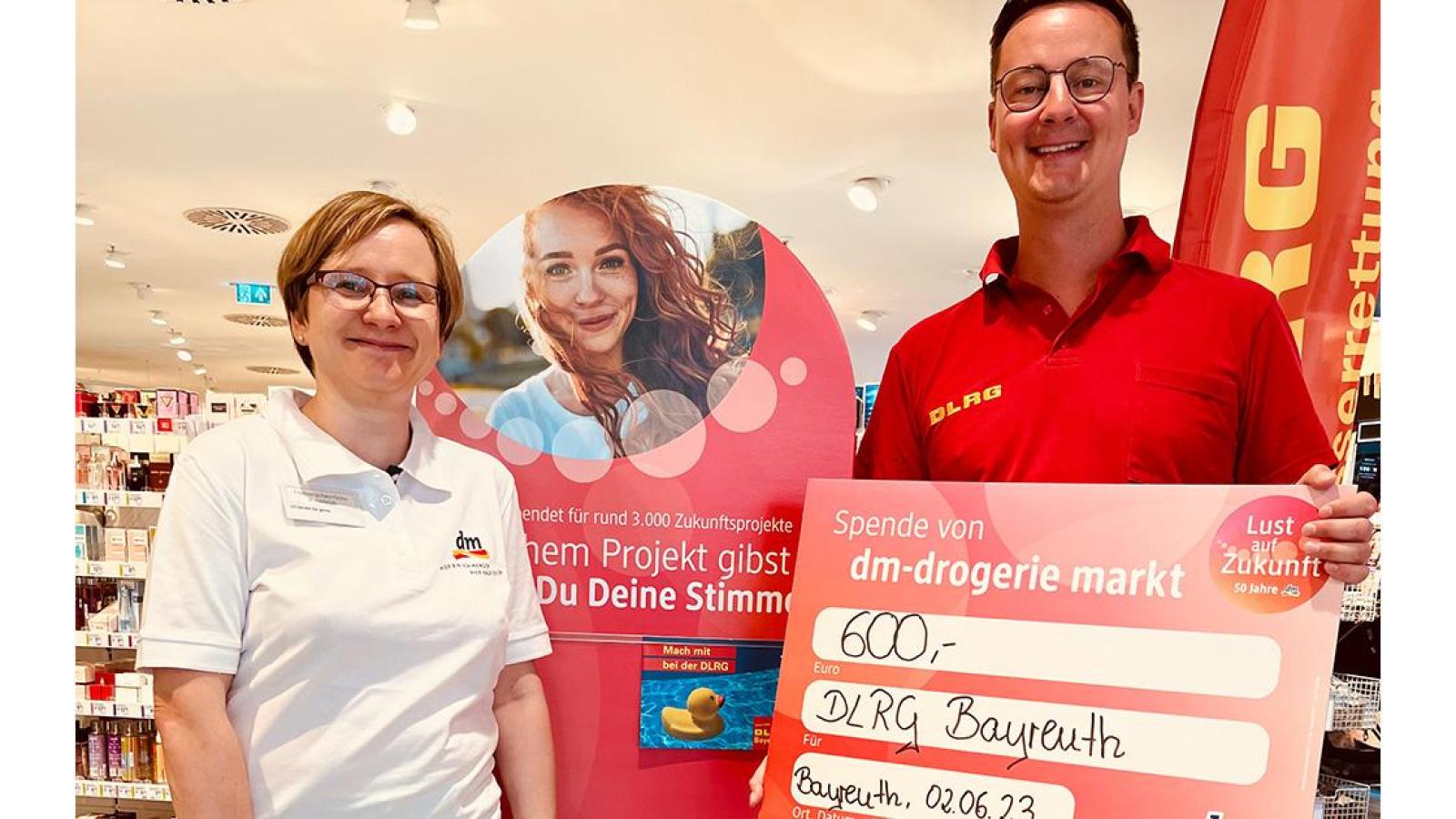DLRG Bayreuth erhält Spende vom dm Drogeriemarkt | inbayreuth.de